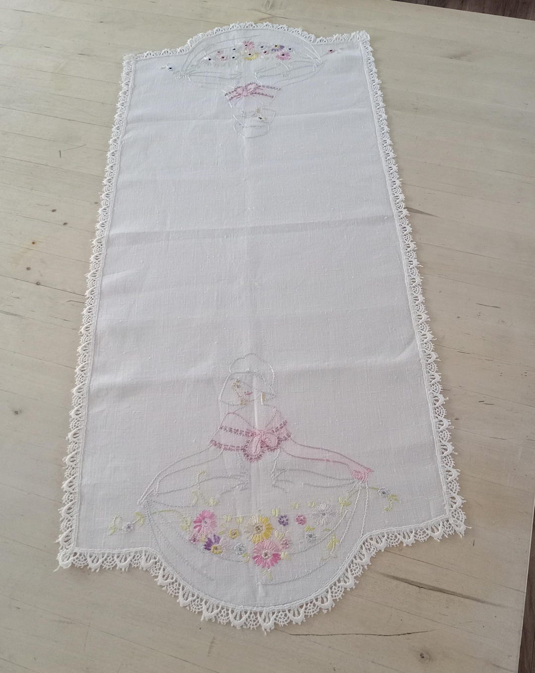 Vintage Embroidered Table Runner With Lace Edge ** - Etsy