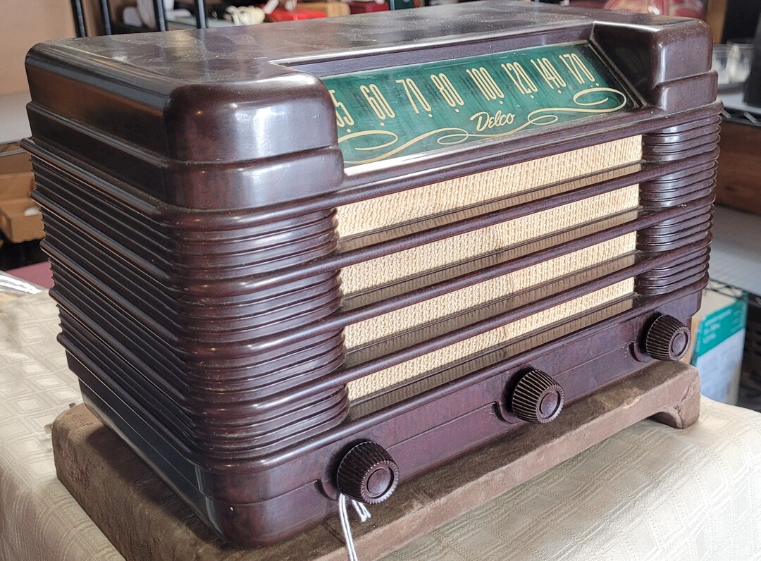 1946 Delco, Model R-1227 Art Deco/art Moderne, Bakelite Table Top Radio ...
