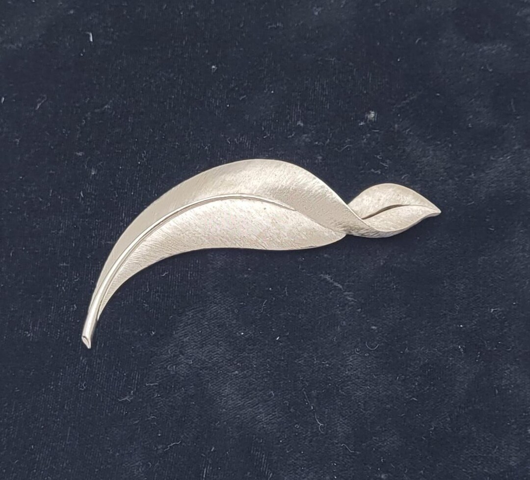 1960s Crown Trifari Modernist Wavy Leaf Brooch With Textured Front and ...