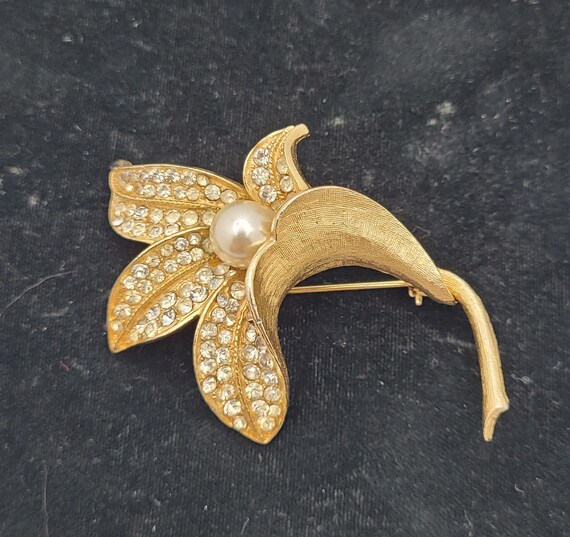 1950s Coro floral brooch with pave set clear rhinesto… - Gem