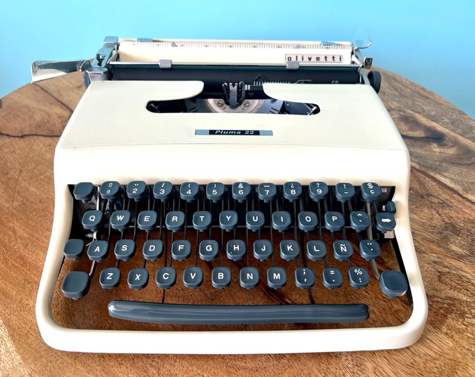 Typewriter Working (olivetti), Desk Decor With Olivetti Pluma 22 ...