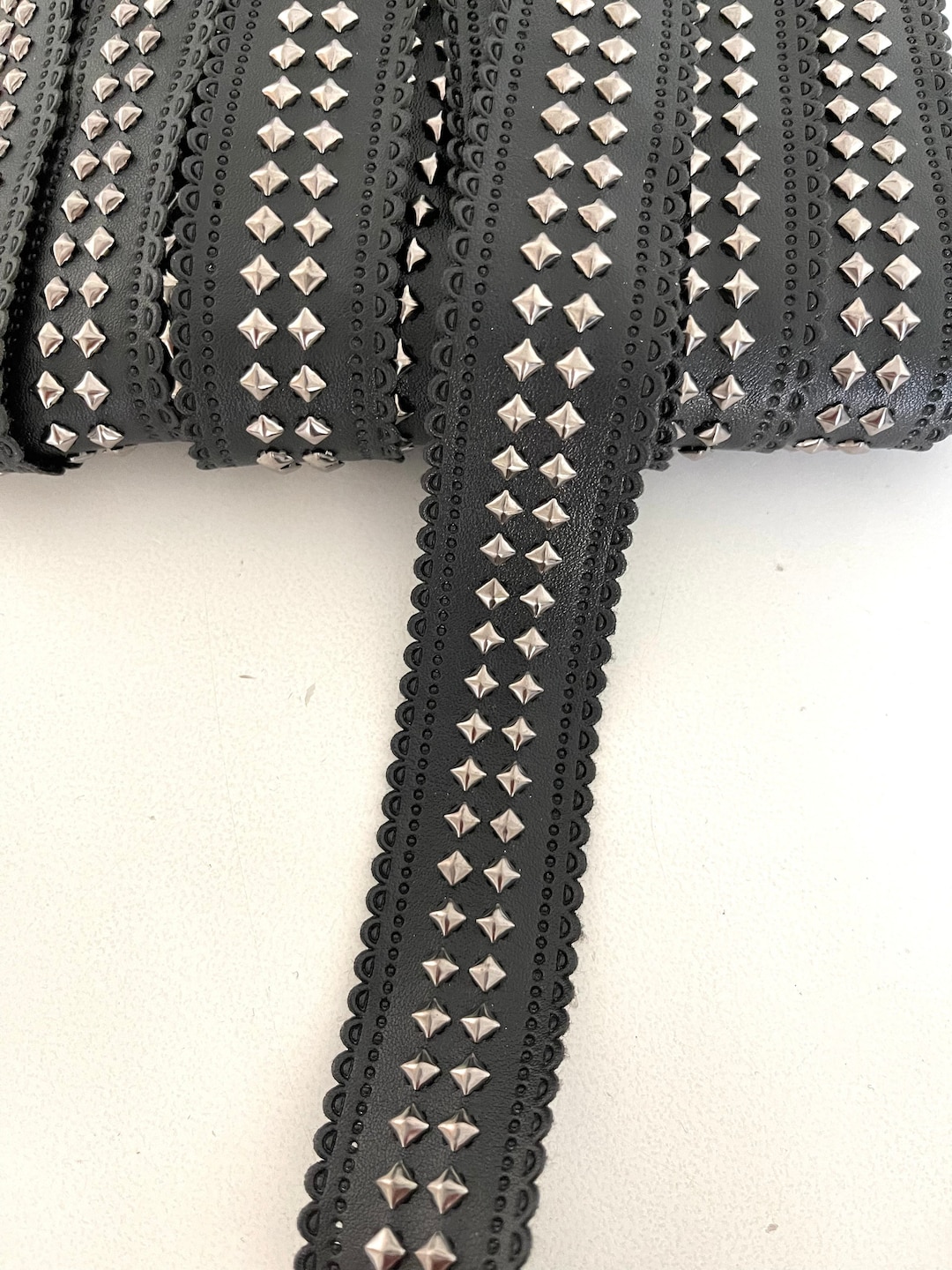 1 1/4" Silver Gunmetal Pyramid Square Studded Scalloped Double Edge ...