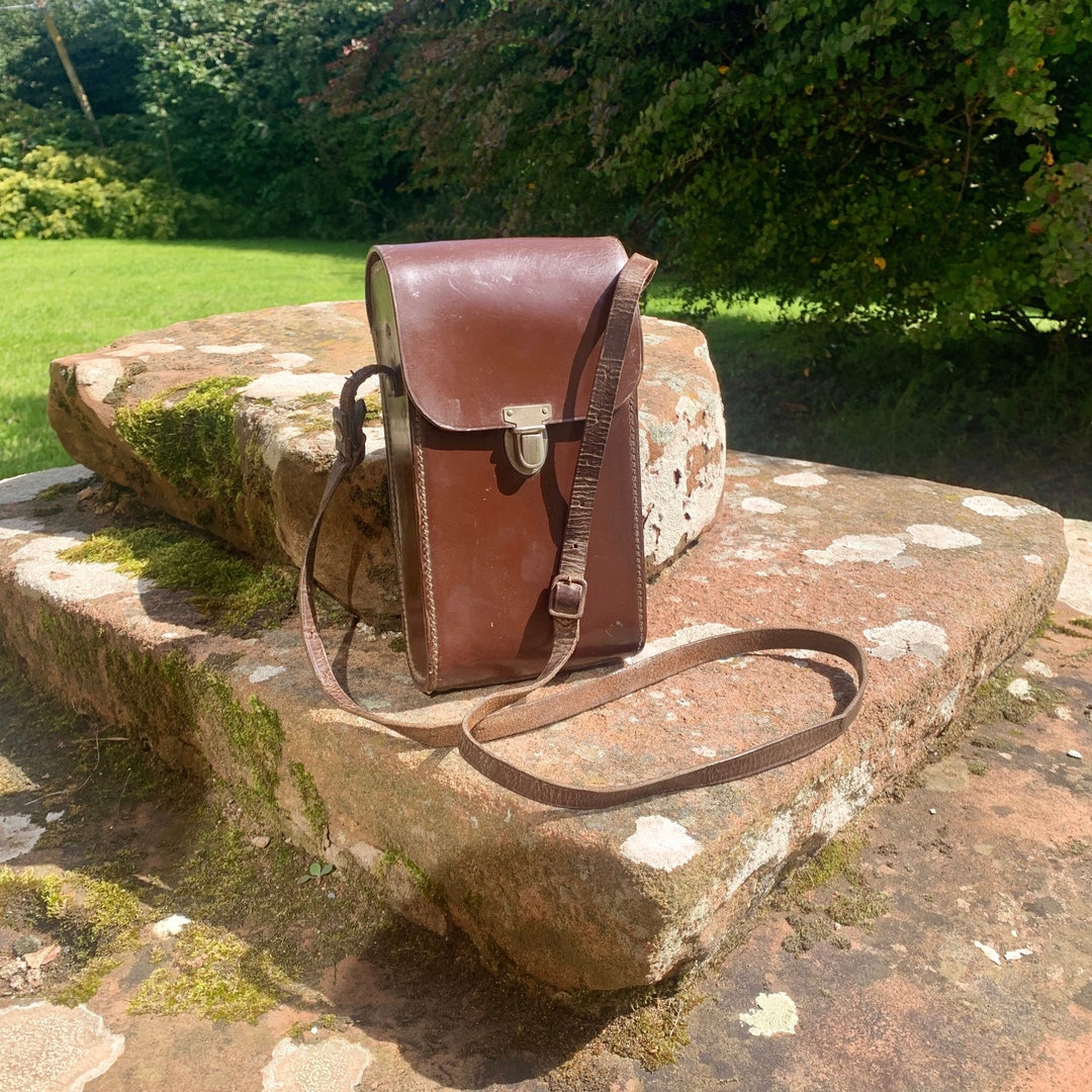 VINTAGE CAMERA CASE C 1950s 1960s Vintage Leather Camera Case With ...