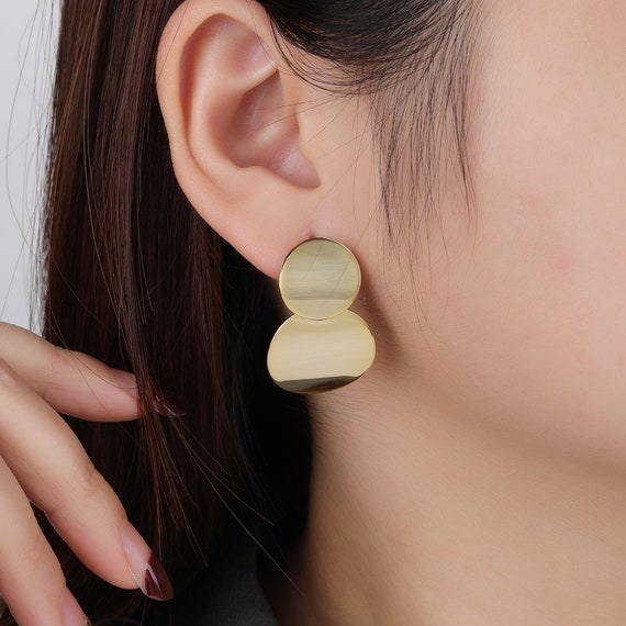 Round dangling earrings store