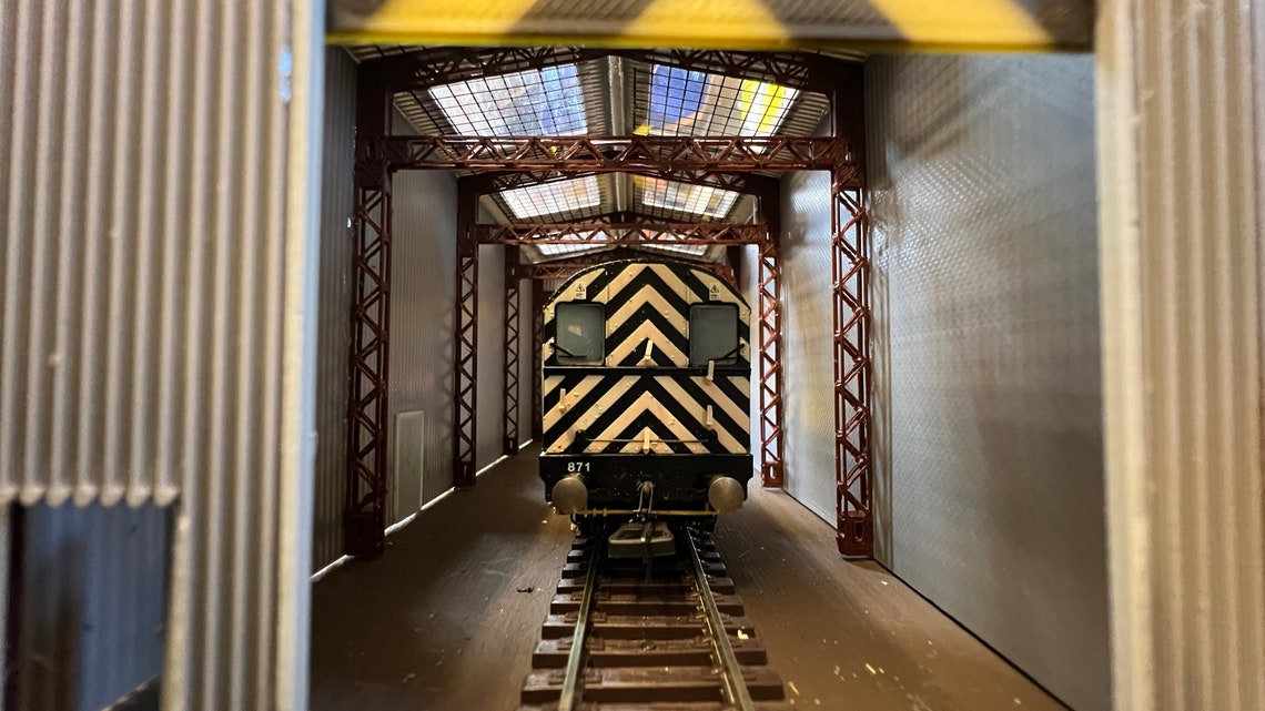 250mm 'OO' Gauge Model Railway Modern Engine Shed Deluxe Constructed ...