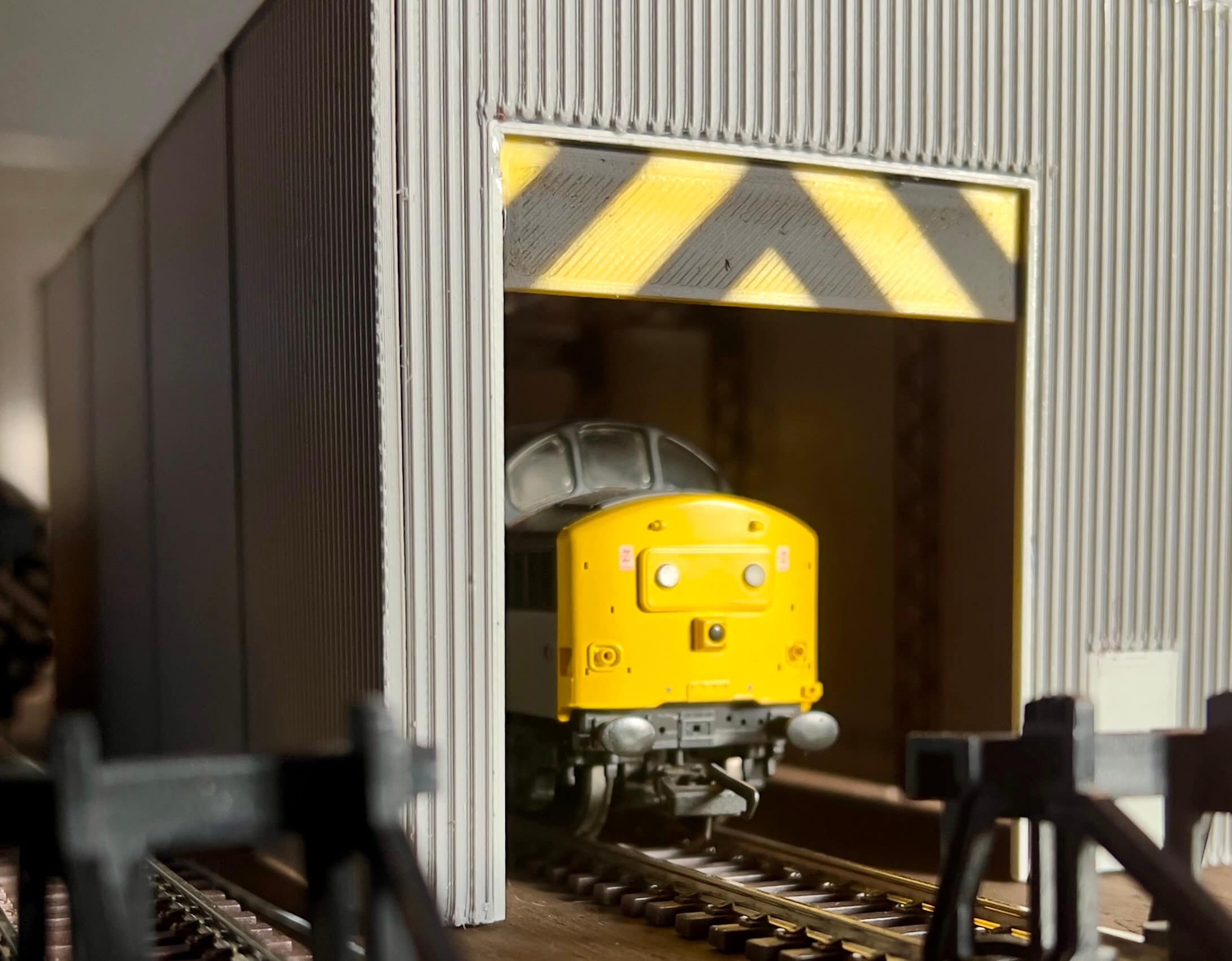 250mm 'OO' Gauge Model Railway Modern Engine Shed Deluxe Constructed ...