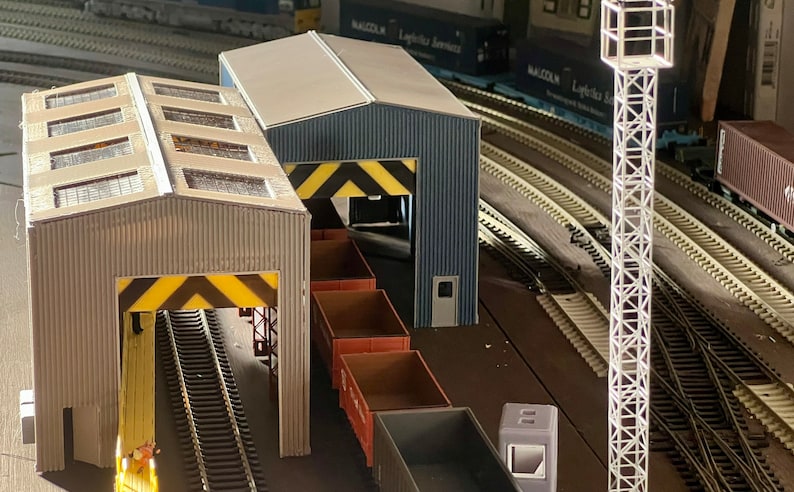 250mm 'OO' Gauge Model Railway Modern Engine Shed Deluxe Constructed ...