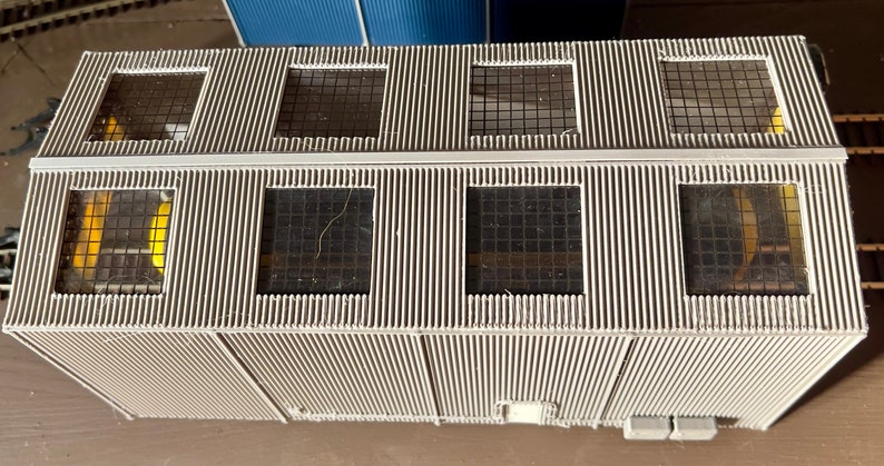 250mm 'OO' Gauge Model Railway Modern Engine Shed Deluxe Constructed ...