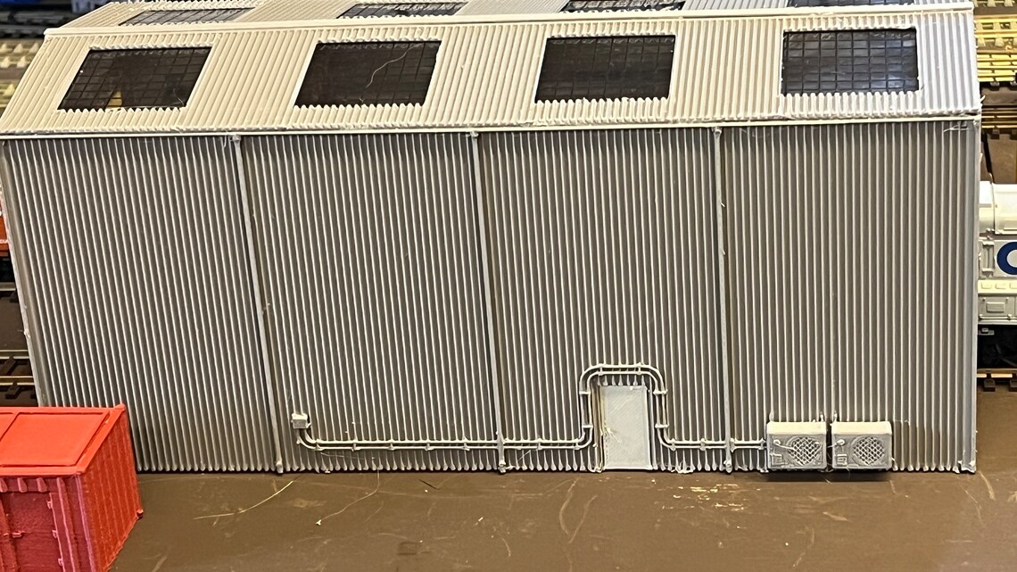 250mm 'OO' Gauge Model Railway Modern Engine Shed Deluxe Constructed ...