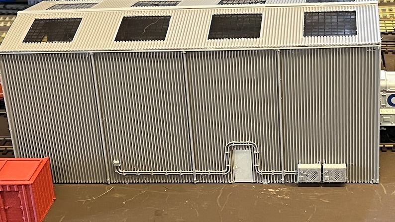 250mm 'OO' Gauge Model Railway Modern Engine Shed Deluxe Constructed ...