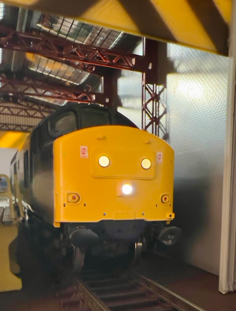 250mm 'OO' Gauge Model Railway Modern Engine Shed Deluxe Constructed ...