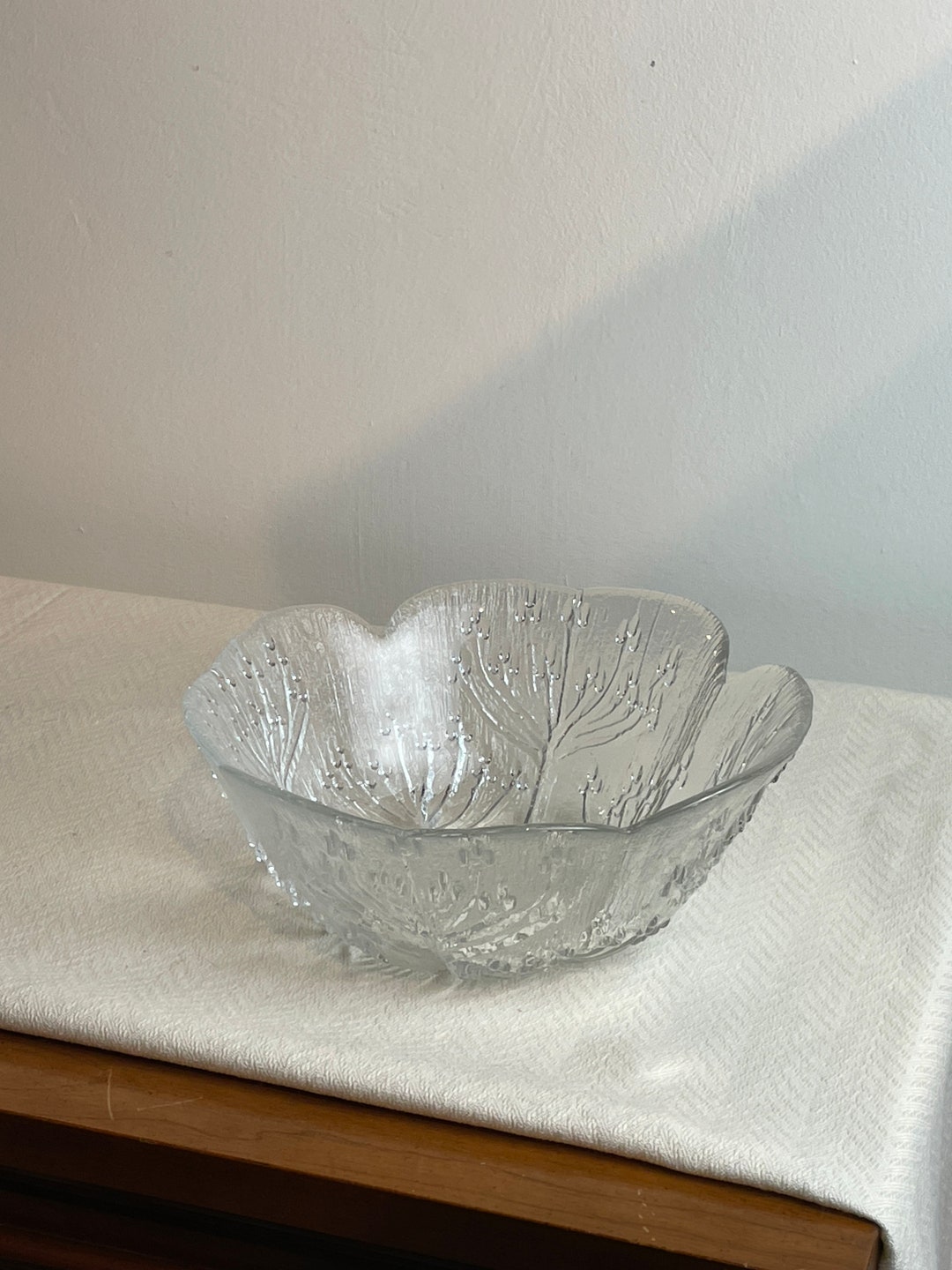 Scandinavian Modern 9-inch Textured Glass Bowl, Cow Parsley Pertti ...