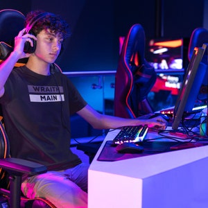 Apex Legends | Wraith Main T-shirt | Gaming T-shirt | Black Unisex T ...
