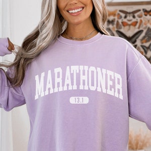 MARATHONER Est 2023 Comfort Colors® Sweatshirt Gift for Marathon Runner ...