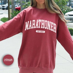 MARATHONER Est 2023 Comfort Colors® Sweatshirt Gift for Marathon Runner ...