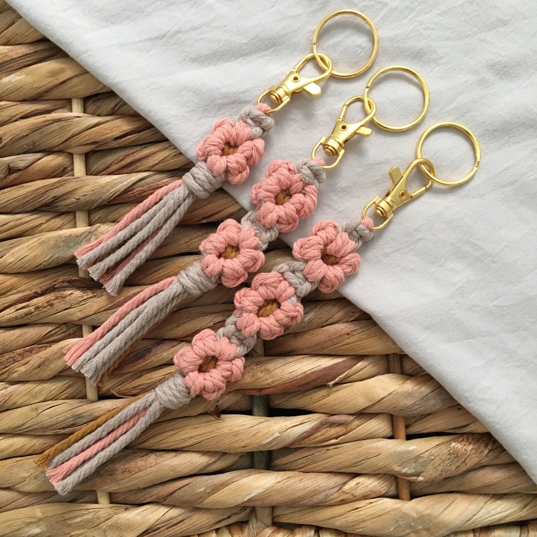 Macrame Daisy Flower Keychain. - Etsy