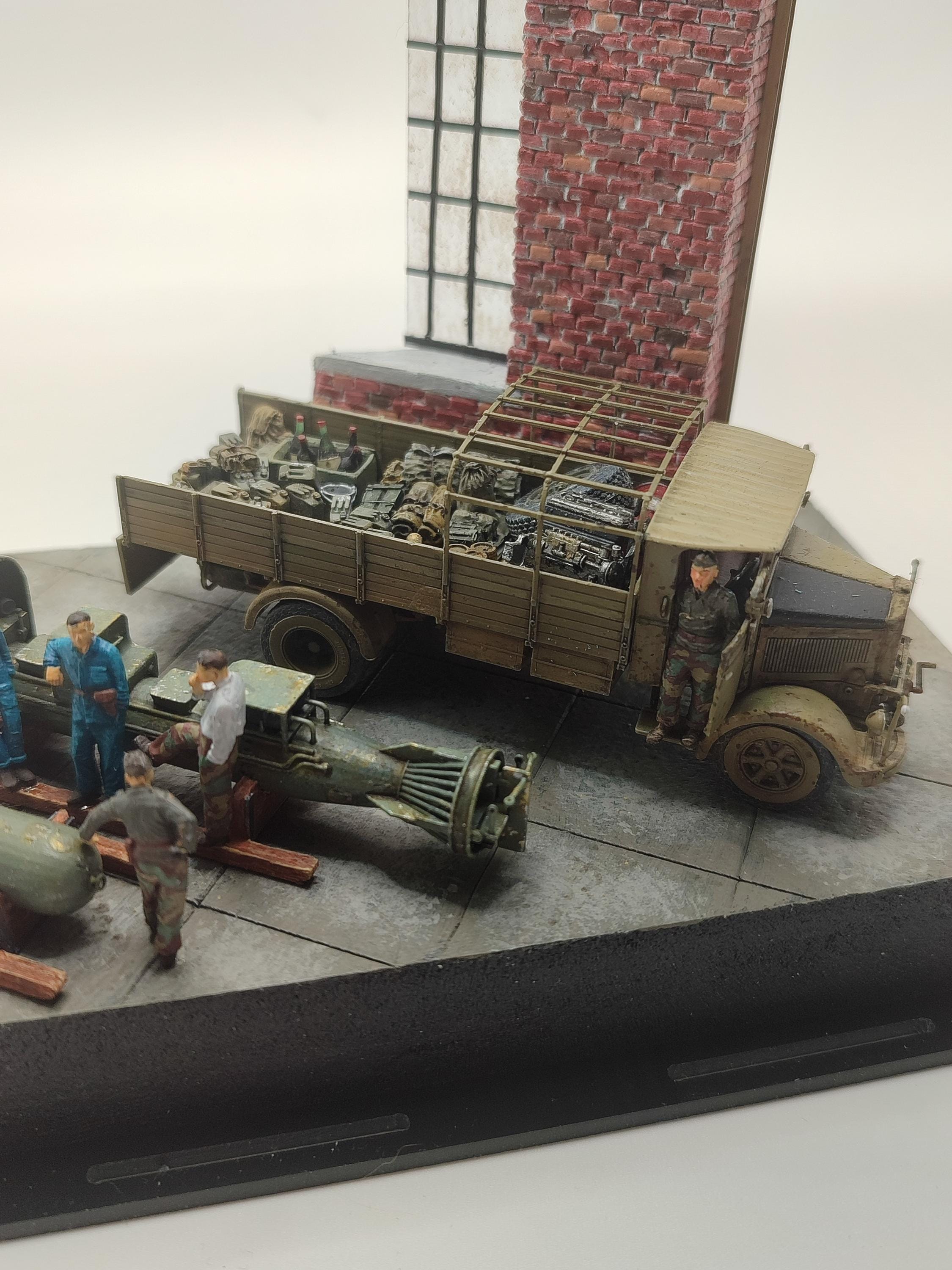 WW2 Diorama, Italian Lancia 3RO With Maiale SLC - La Spezia, Italy 1942 ...