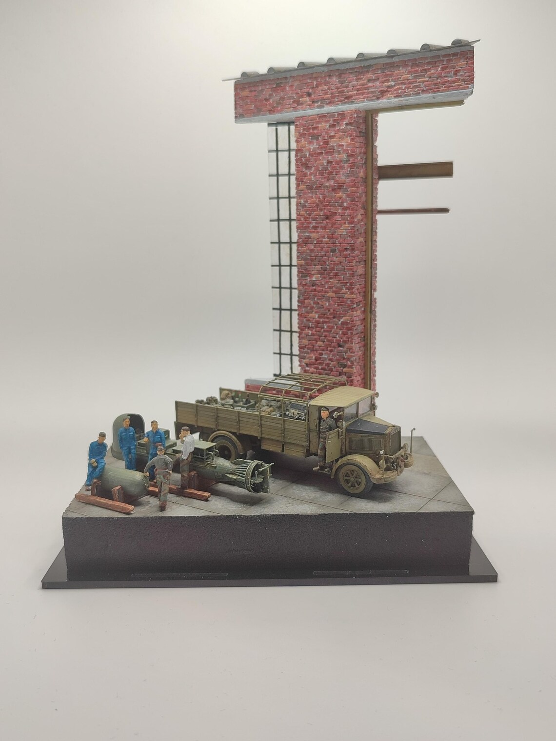 WW2 Diorama, Italian Lancia 3RO With Maiale SLC - La Spezia, Italy 1942 ...