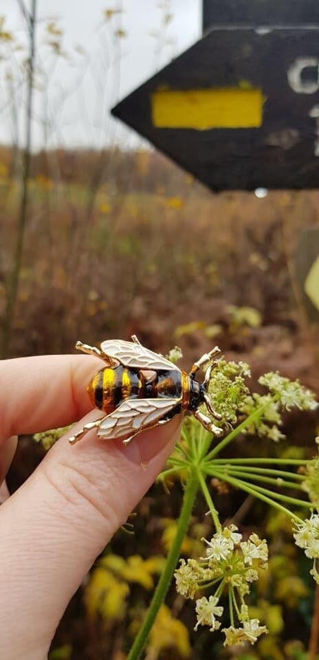 Broche abeille-bijou insecte volant bee-broche dorée-broche - Etsy France