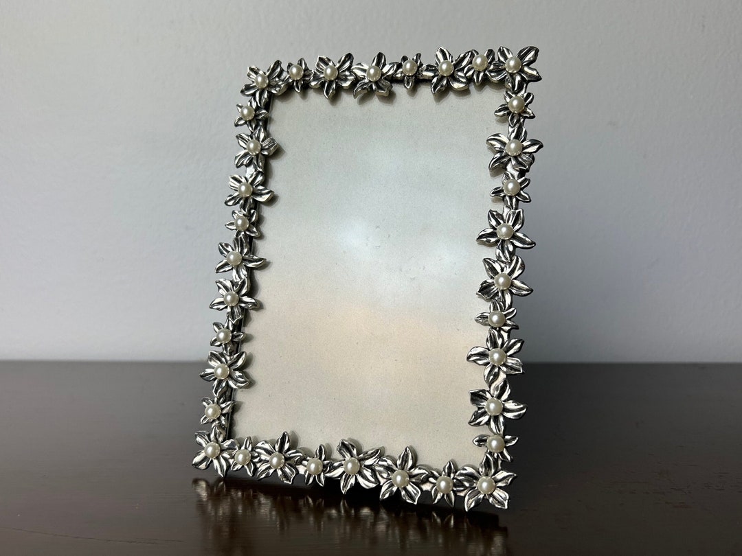 Vintage Style Faux Pearl Silver Flowers 6x4 Picture Frame Easel Velvet ...