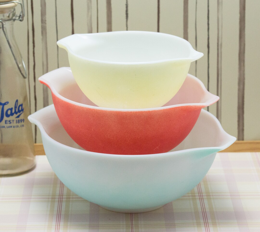 Vintage JAJ Pyrex Cinderella Sprayware Mixing Bowl Set of Three, Circa ...