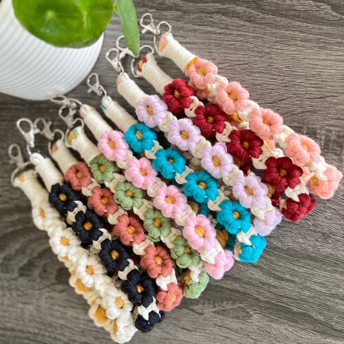 Macrame Daisy Wristlet Cute Flower Keychain - Etsy