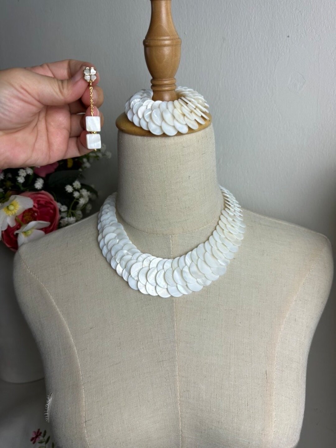 Beautiful Set of Natural Fish Scale Shape Shell Necklace, Bracelet and ...