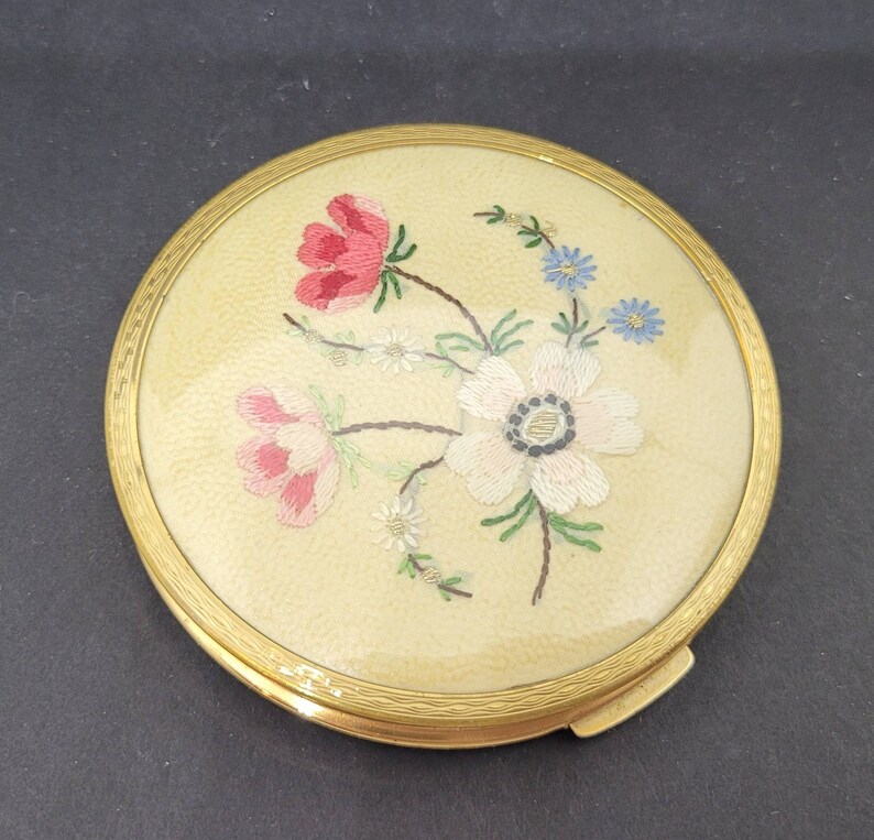 Stratton Pretty Embroidered Blossom Powder Compact , 1950s, Floral ...