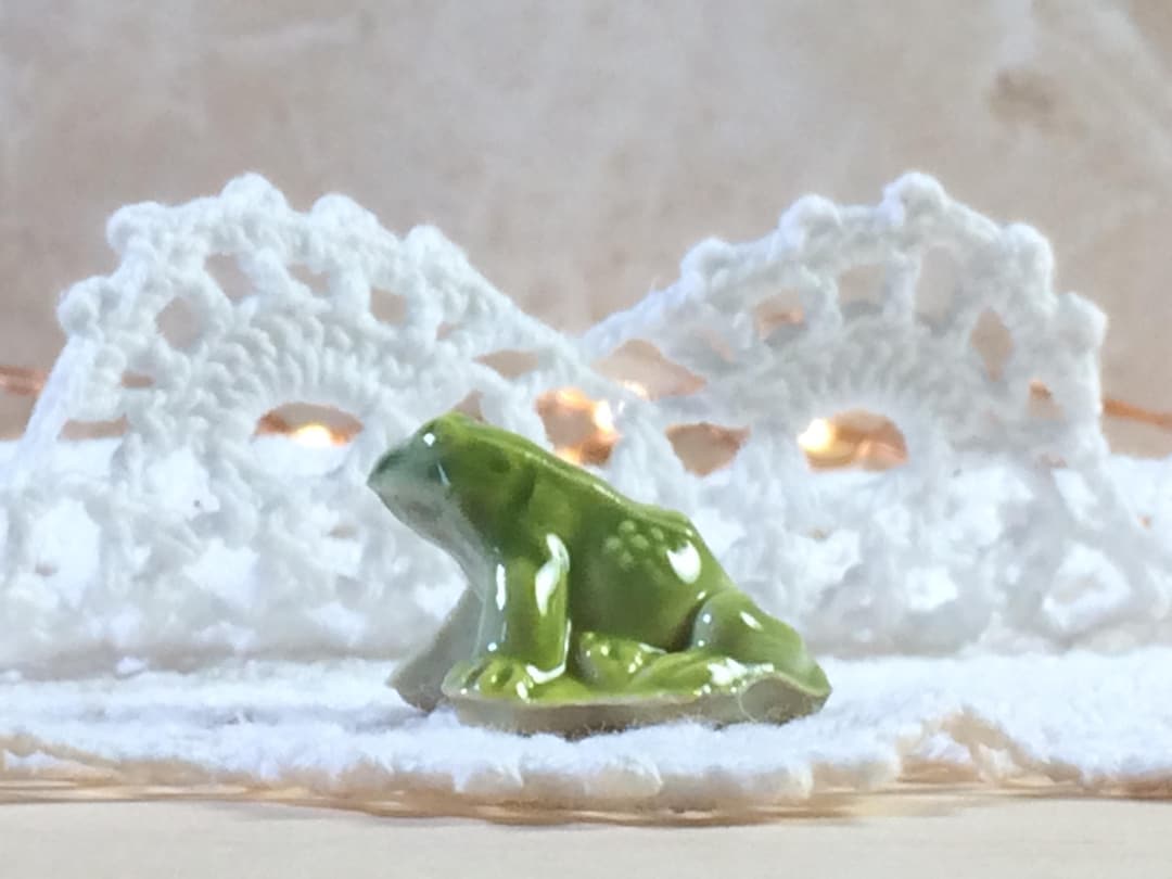 Rare Wade Whimsies Bullfrog Figurine, Vintage Red Rose Light Green Frog ...