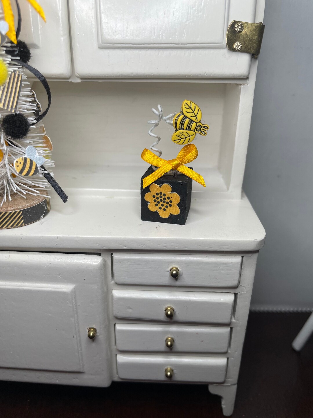 Mini 1:12 Bumble Bee Cube Centerpiece 1 1/4”—miniature Dollhouse Bumble ...