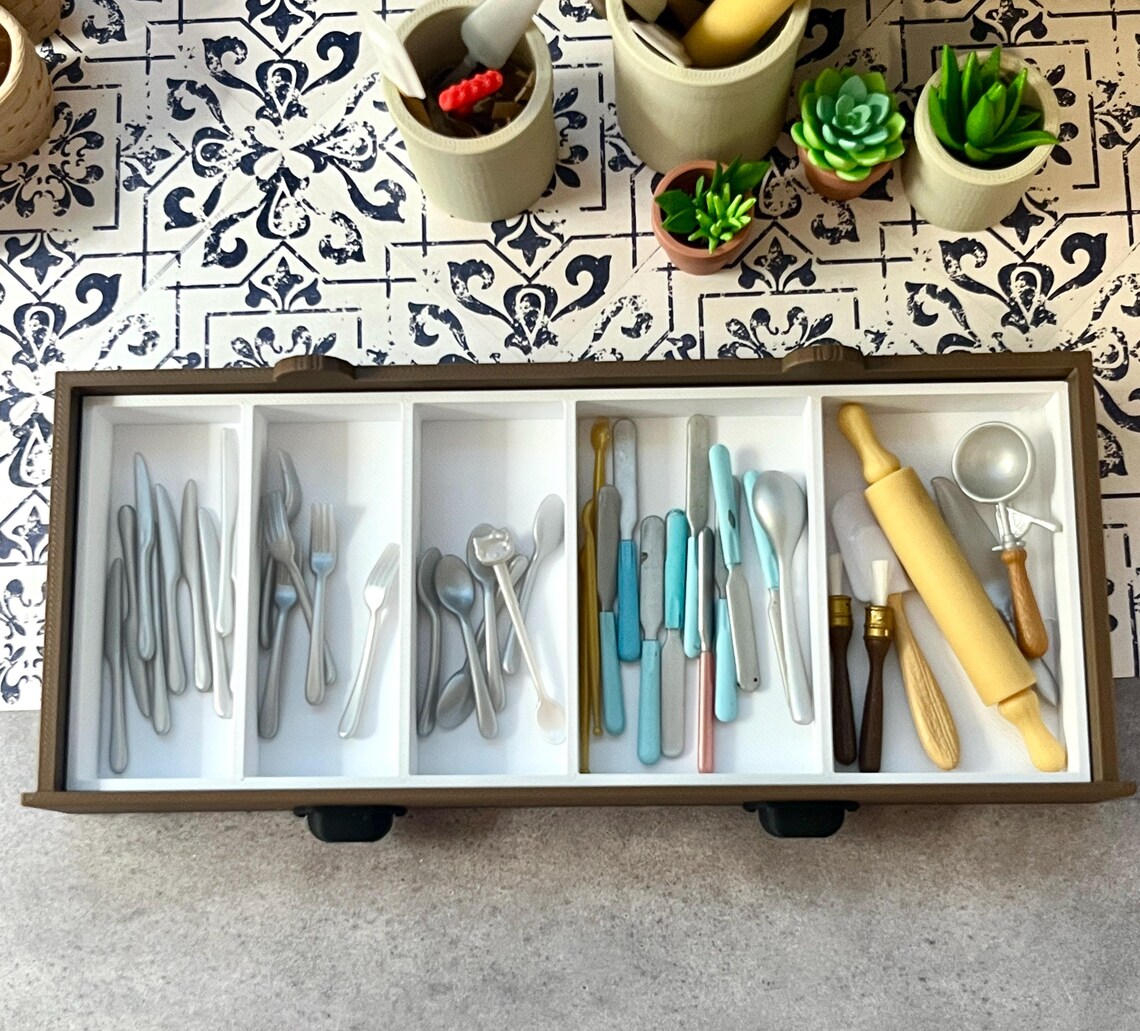 FILE for 1/6 Scale Drawer Organizer Insert: Sprizzie Work Table ...