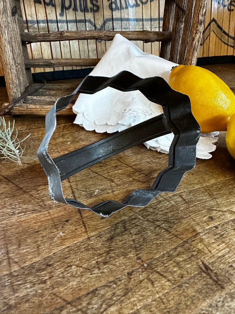 Antique | Tin | Biscuit Cutter | Scalloped | Handled | Cookies | Baking ...