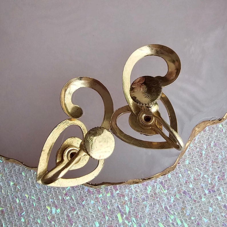 Lovely Vintage Screw Back Heart & Swirl Design Earrings With A Red ...
