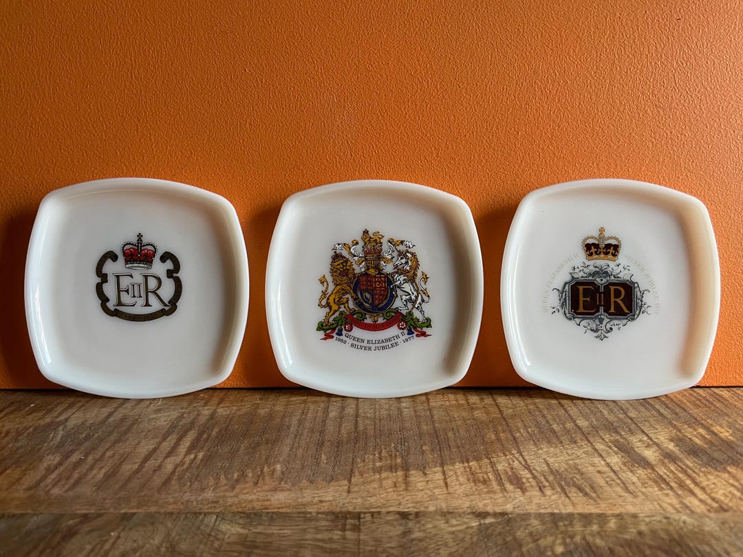 Rare 1977 Vintage JAJ Pyrex Milk Glass Queen Elizabeth II England ...