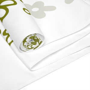 Corelle Crazy Daisy Pyrex Table Runner, Spring Blossom Green Vintage ...