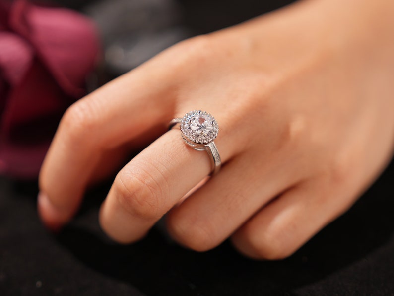 Vintage Round Stone Ring Colourless Gem Ring Eternal Promise Moissanite ...