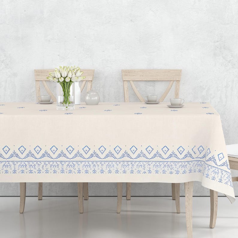 Toalha de mesa vintage azul com estampa étnica e detalhes geométricos ...