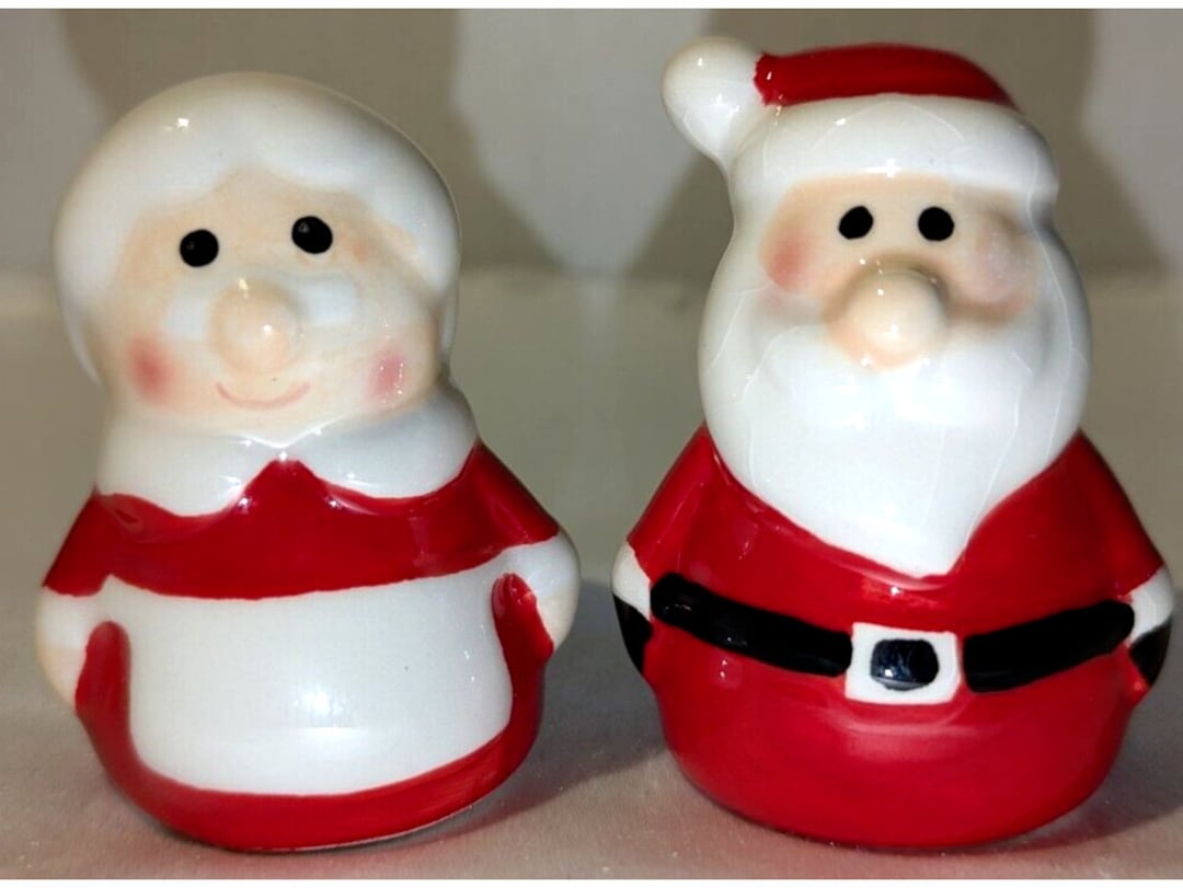 Cracker Barrel Santa Claus and Mrs. Claus Salt and Pepper Shakers Red ...