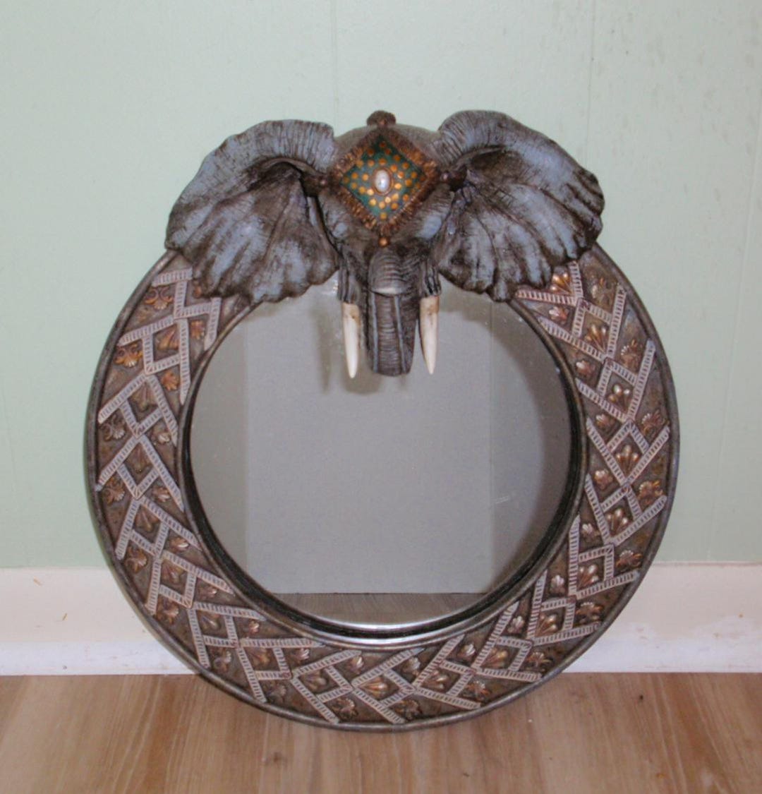 Vintage Elephant Round Wall Mirror With Beautiful 3D Elephant Head at ...