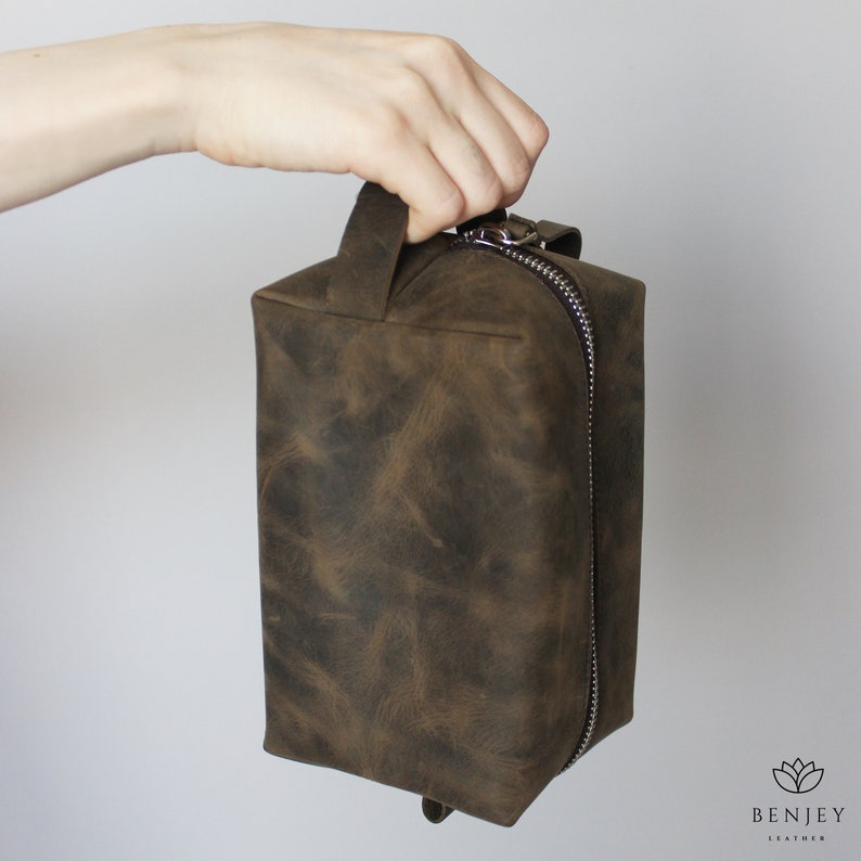 Custom Leather Groomsmen Gift Monogrammed Dopp Kit Engraved - Etsy