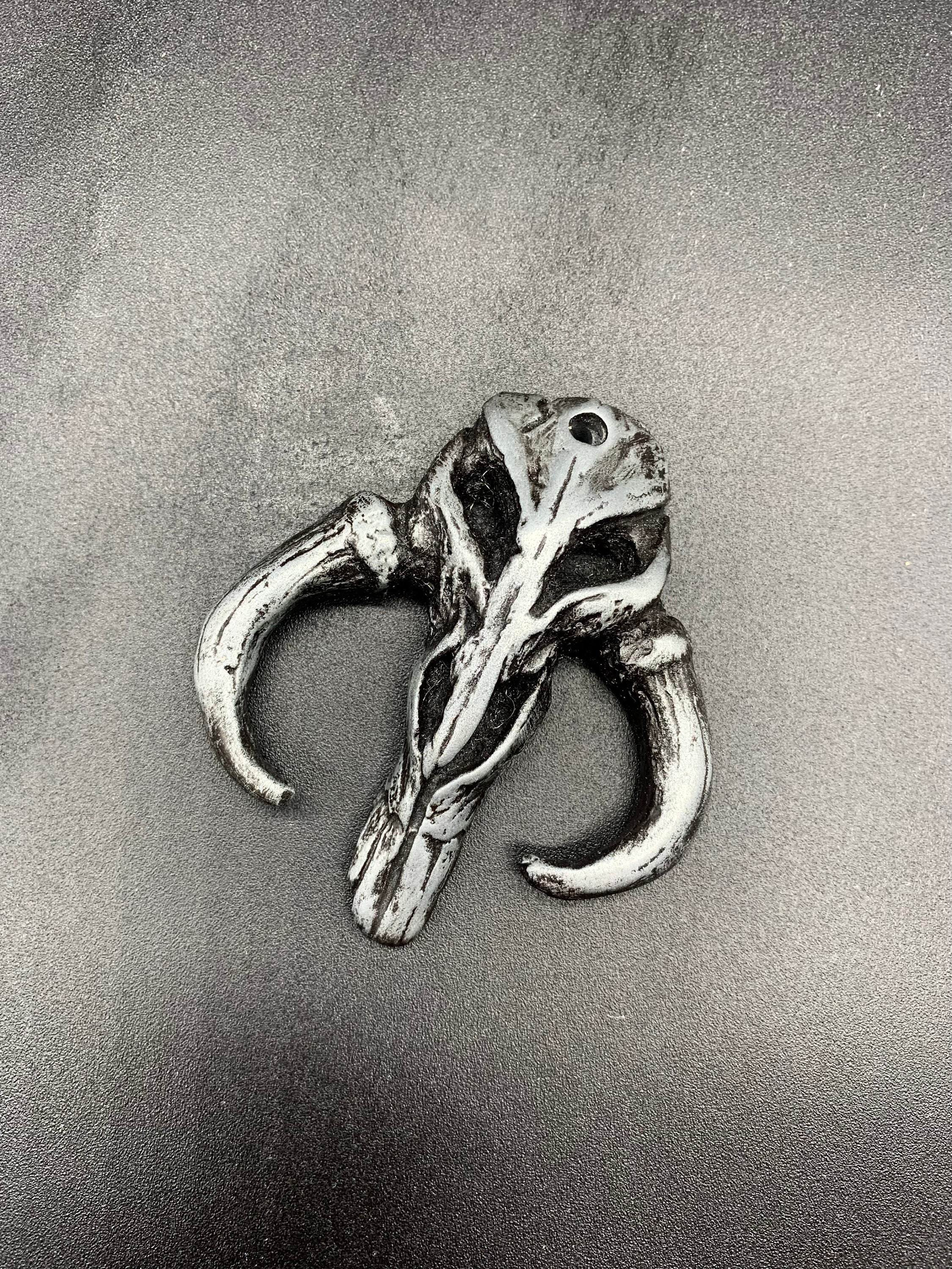 MANDALORIAN PENDANT Mandalorian Beskar Symbol Mythosaur in Metallic ...