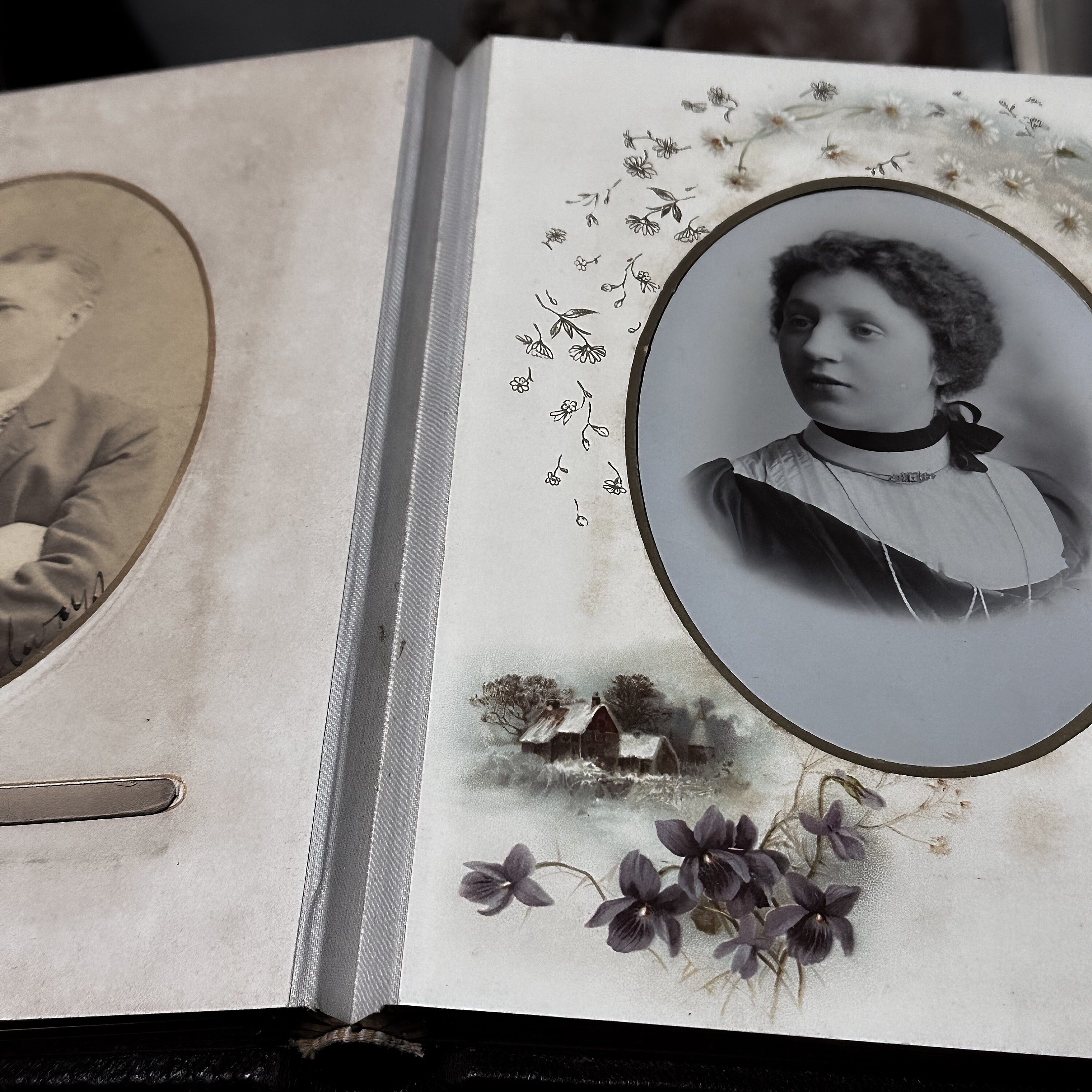 Beautiful Victorian Photo Album Containing Approx 10 CDV Cards Antique ...