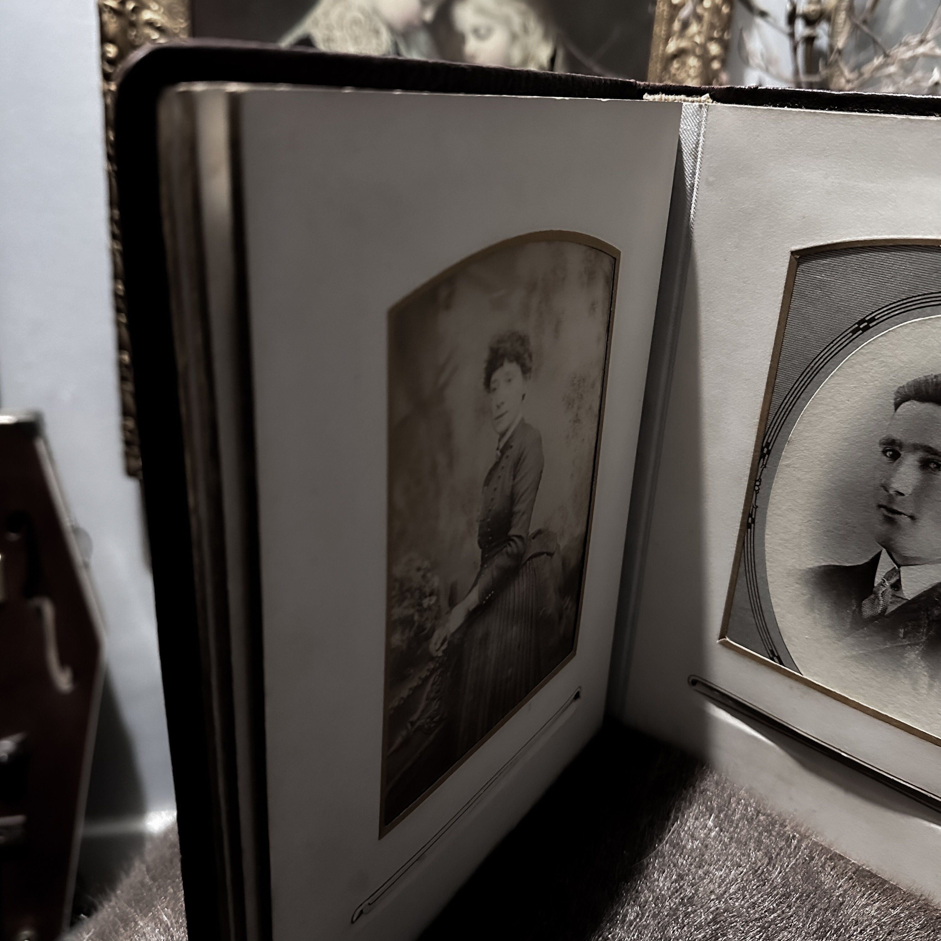 Beautiful Victorian Photo Album Containing Approx 10 CDV Cards Antique ...