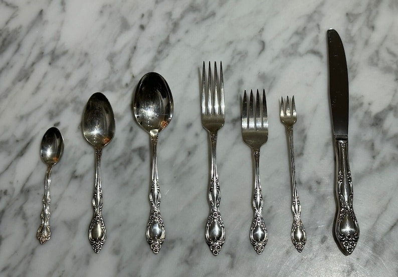 Vintage 85-piece Wm A Rogers A1 Plus Silver Plated ONEIDA Ltd Floral ...