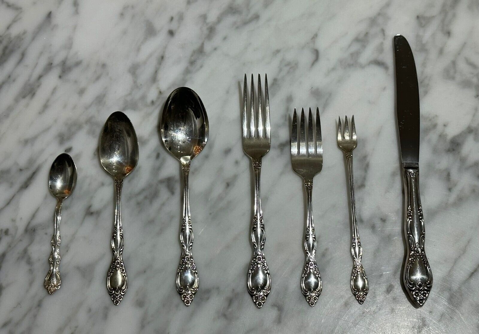 Vintage 85-piece Wm A Rogers A1 Plus Silver Plated ONEIDA Ltd Floral ...