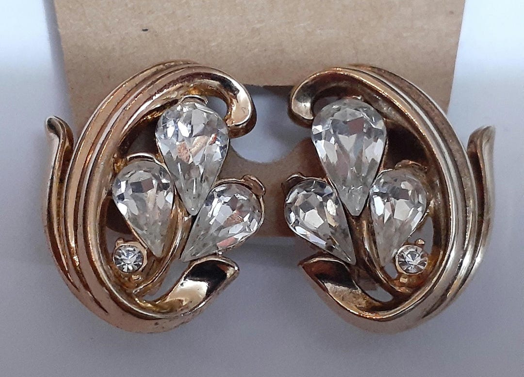Crown Trifari Gold Tone Metal Pear Cut Clear Rhinestone Oval Clip on ...