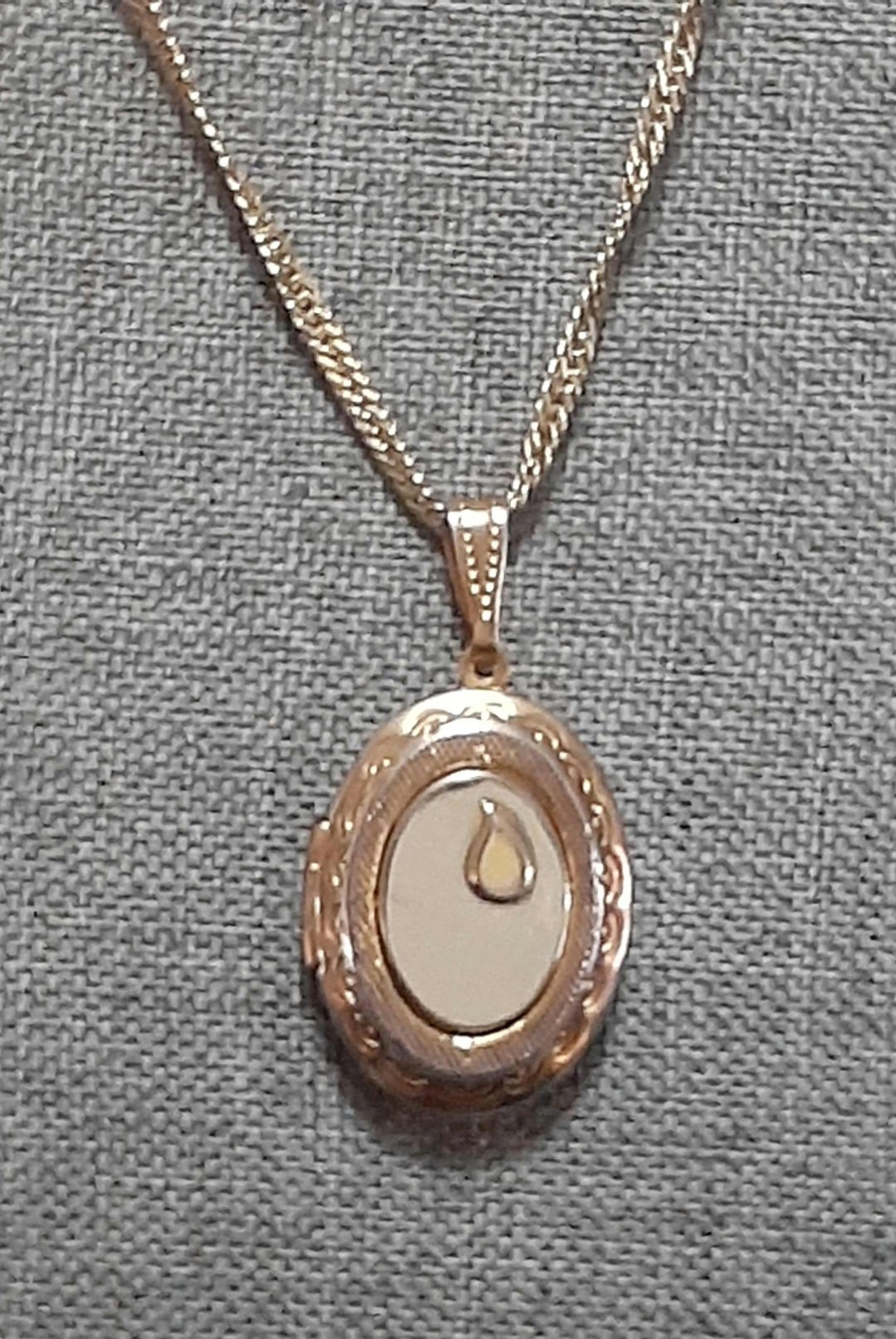 18K 2 Tone Gold Plated Memorial Locket Pendant Necklace With Beautiful ...