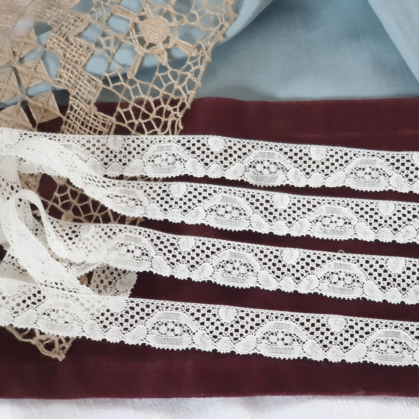 Dentelle ancienne type point de Paris étroite coton blanc vendu au ...