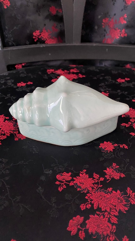 Vintage Ceramic Conch Sea Shell Trinket Box 3D like - Gem