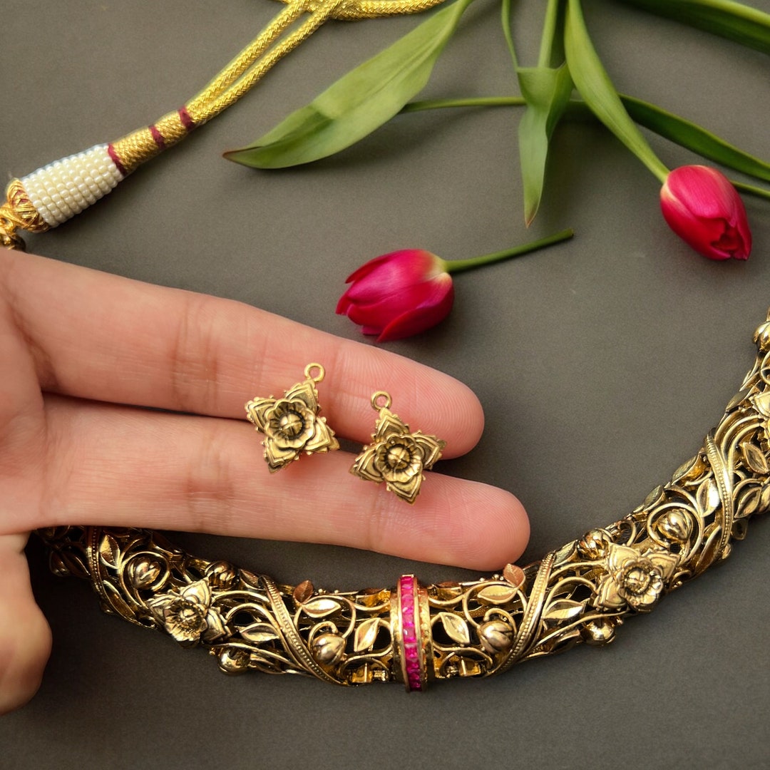 Antique Sone Ki Hasli Carved Hasli With Minimalist Studs Bollywood Look ...